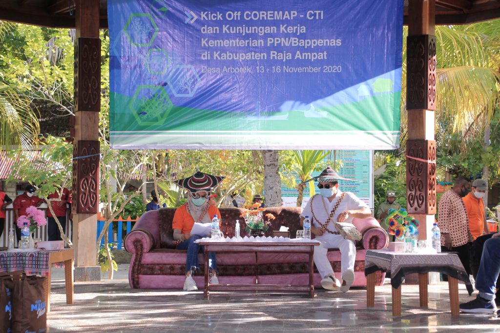 Menteri PPN Tinjau Fasilitas dan Infrastruktur di Desa Arborek, Raja ...